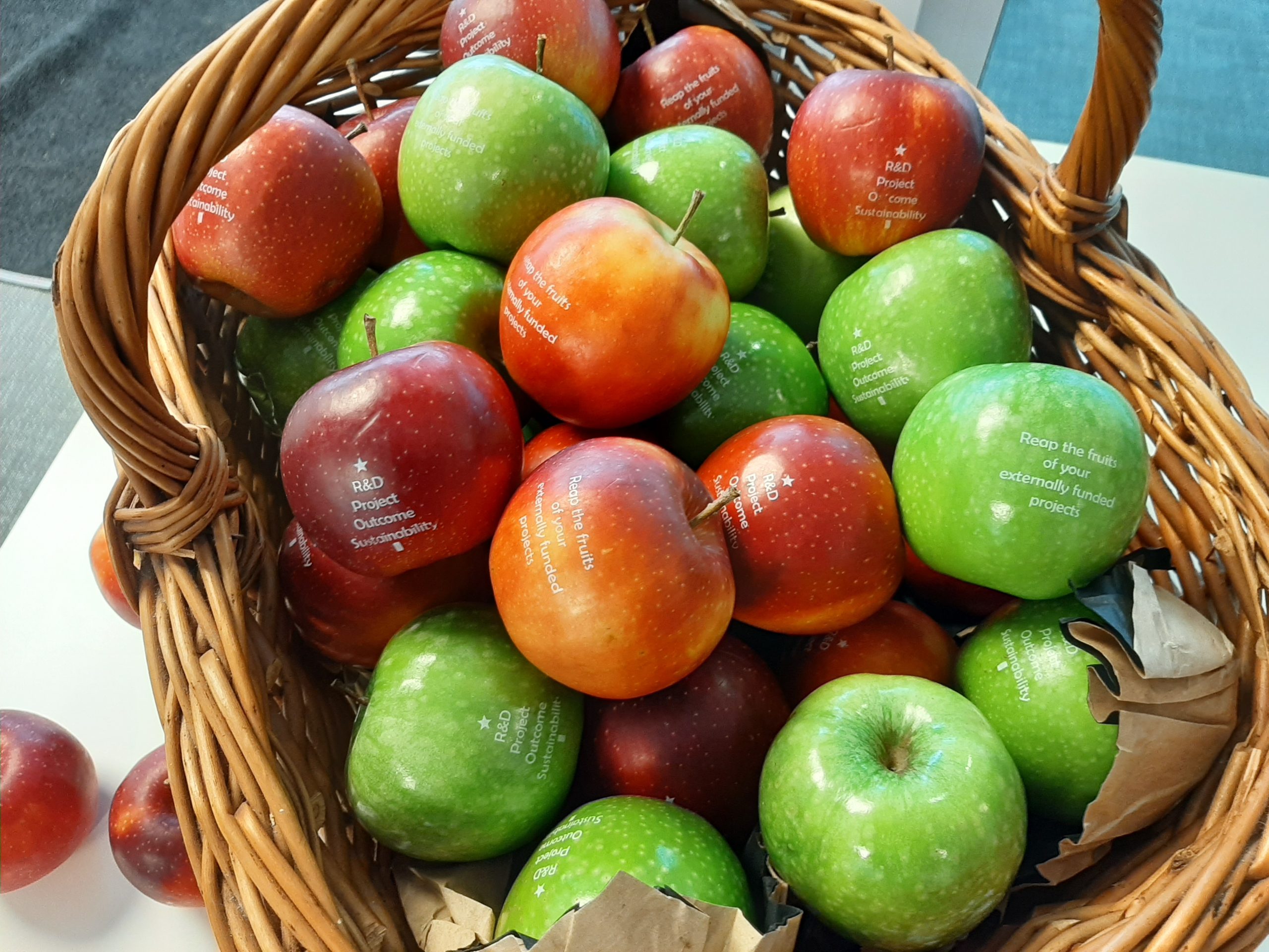 Découvrez nos exemples | Dites-le avec des fruits! | Logofruit.be